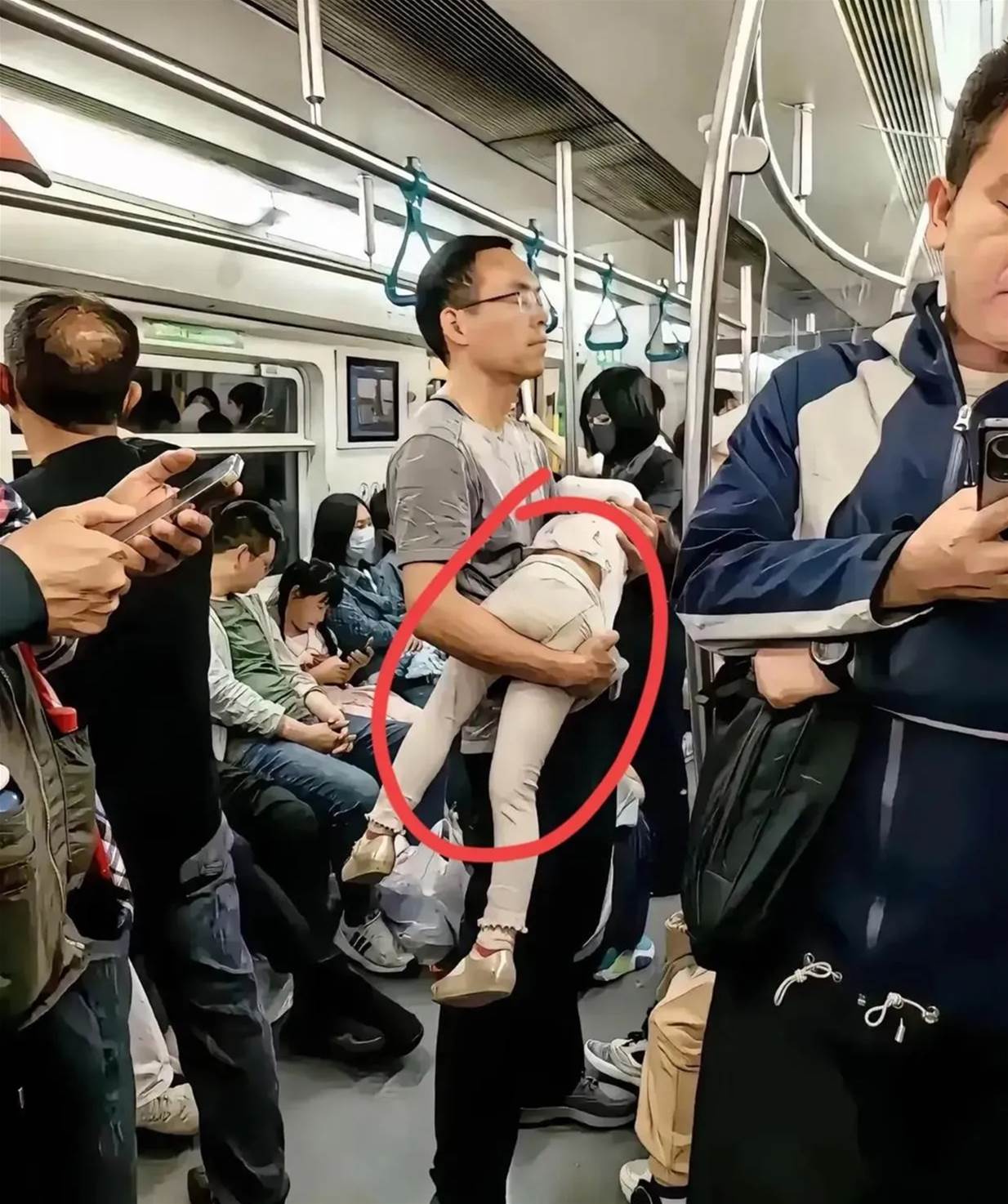 捷運爸抱5歲女，雙眼緊閉「1個姿勢」定格不動超暖心，不料下秒網盯「1細節」全怒了 - agonew