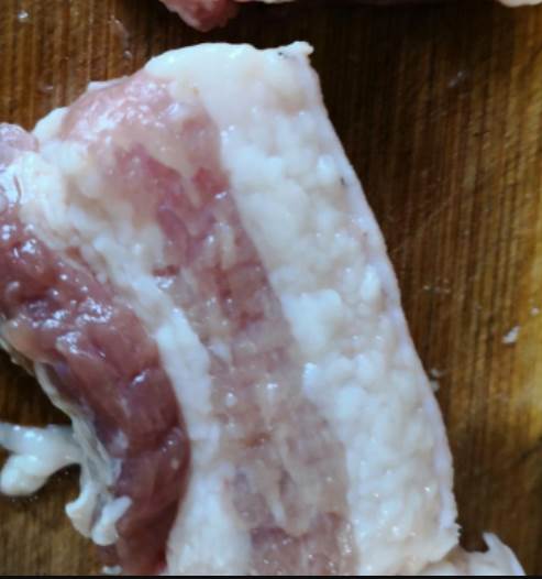 去小姑家聚餐，上桌時端上來一盆豬肉，肉上布滿「小顆粒」網友急喊：千萬別吃！ - agonew