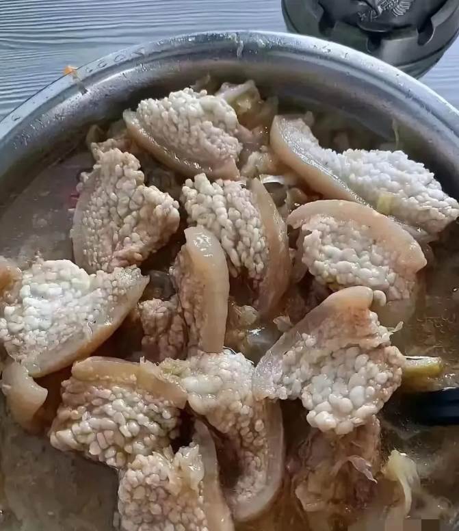 去小姑家聚餐，上桌時端上來一盆豬肉，肉上布滿「小顆粒」網友急喊：千萬別吃！ - agonew