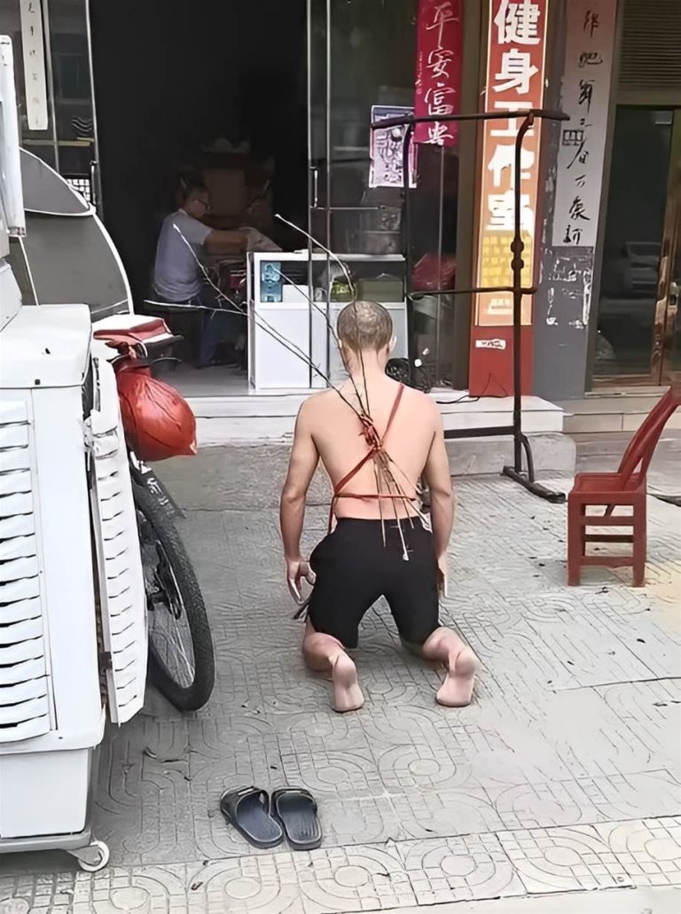 逆子家門前「負荊請罪跪1個月」父母冷眼拒原諒，知情人驚爆「真相」網怒轟：讓他滾 - agonew